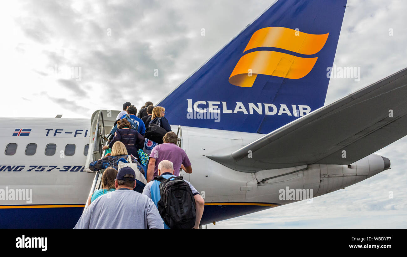 Boarding passengers aircraft hi-res stock photography and images - Alamy