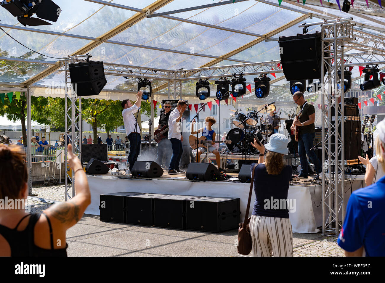 Hand clap hi-res stock photography and images - Alamy