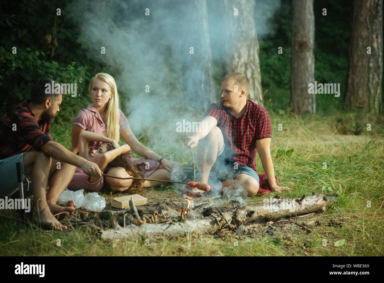 Campfire cooking hi-res stock photography and images - Alamy
