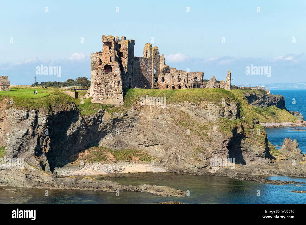 Ruined cliff top castle hi-res stock photography and images - Alamy