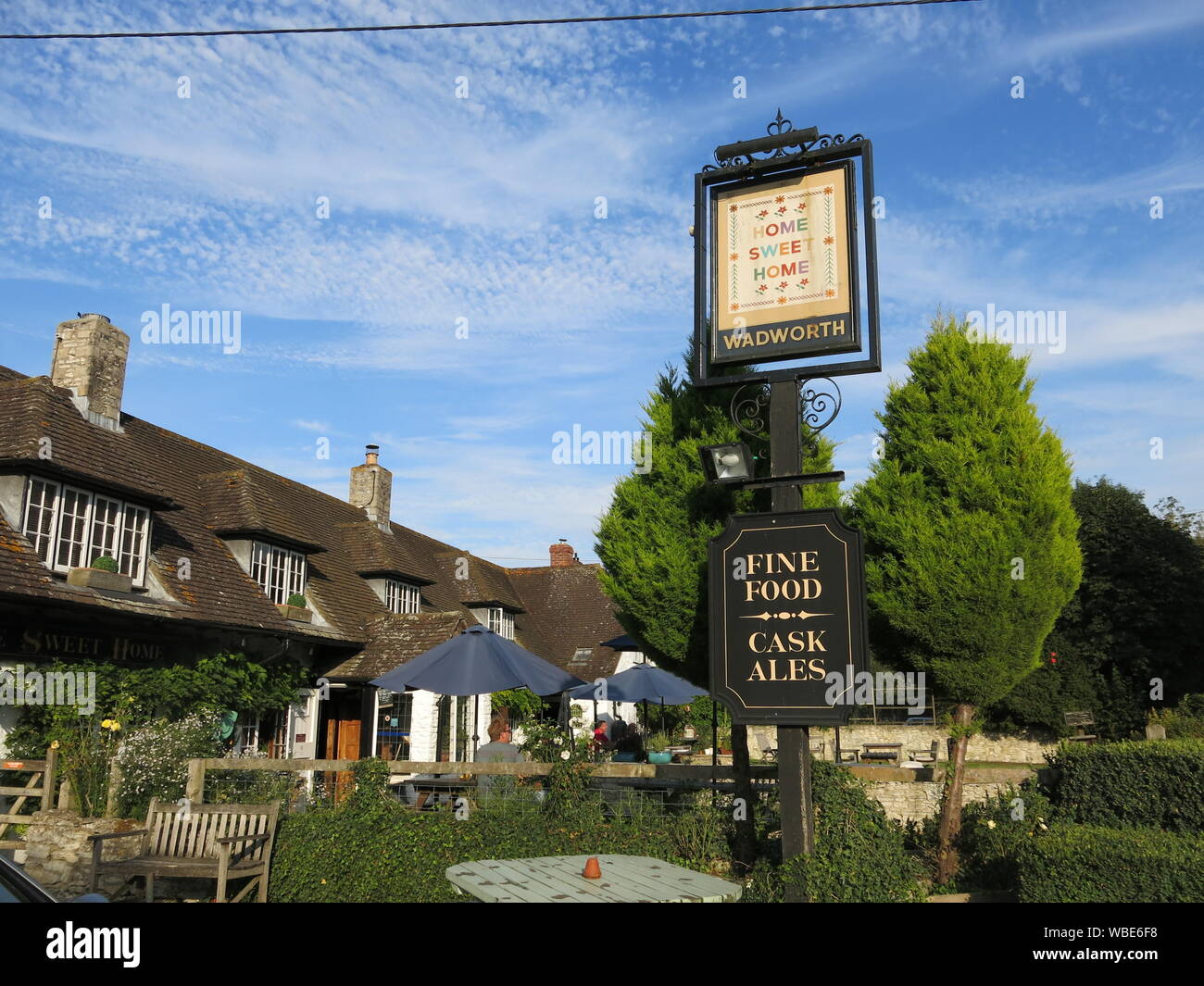 A typical English country pub on a summer's day in rural Oxfordshire ...