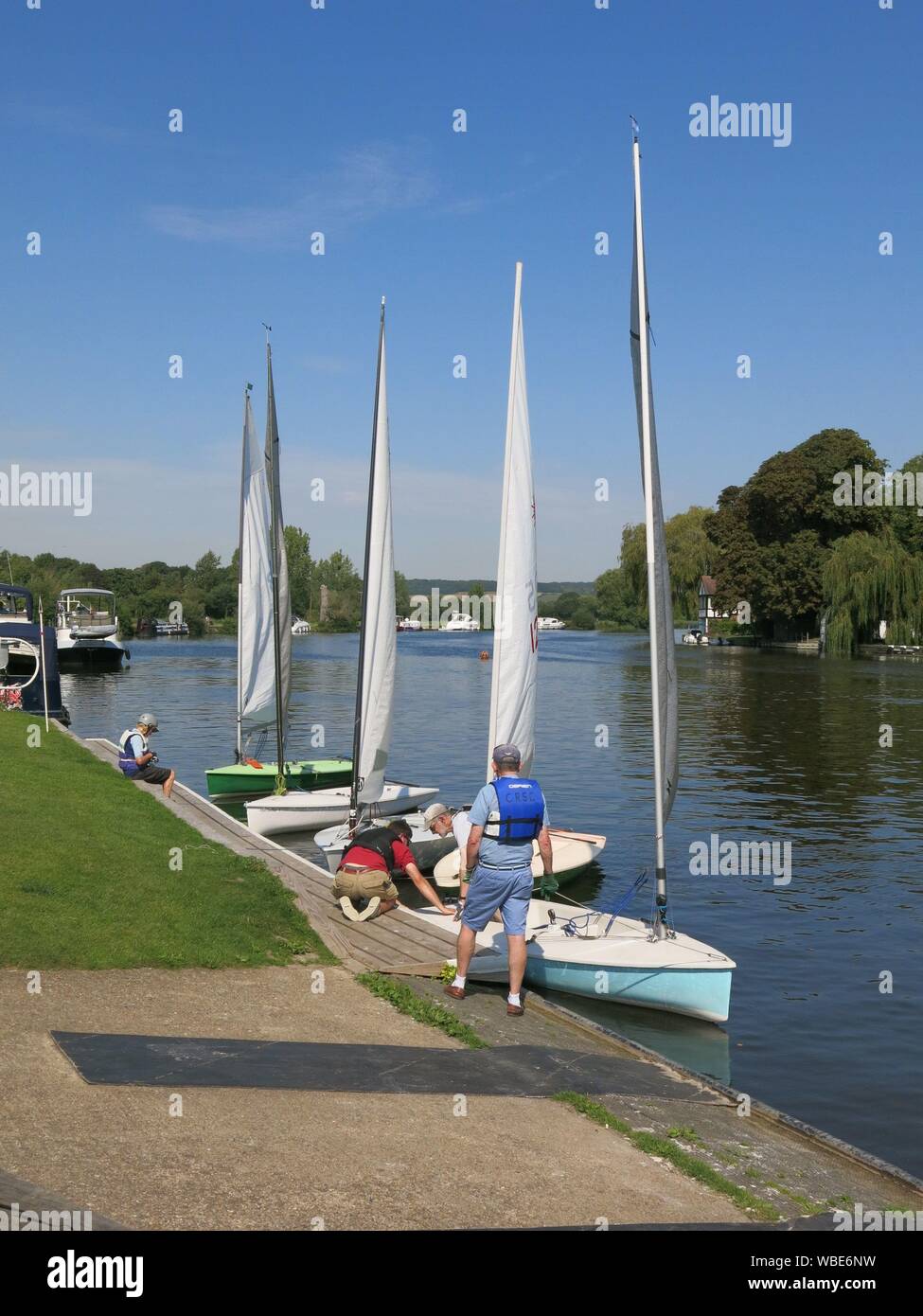 River thames cookham with boats hi-res stock photography and images - Alamy