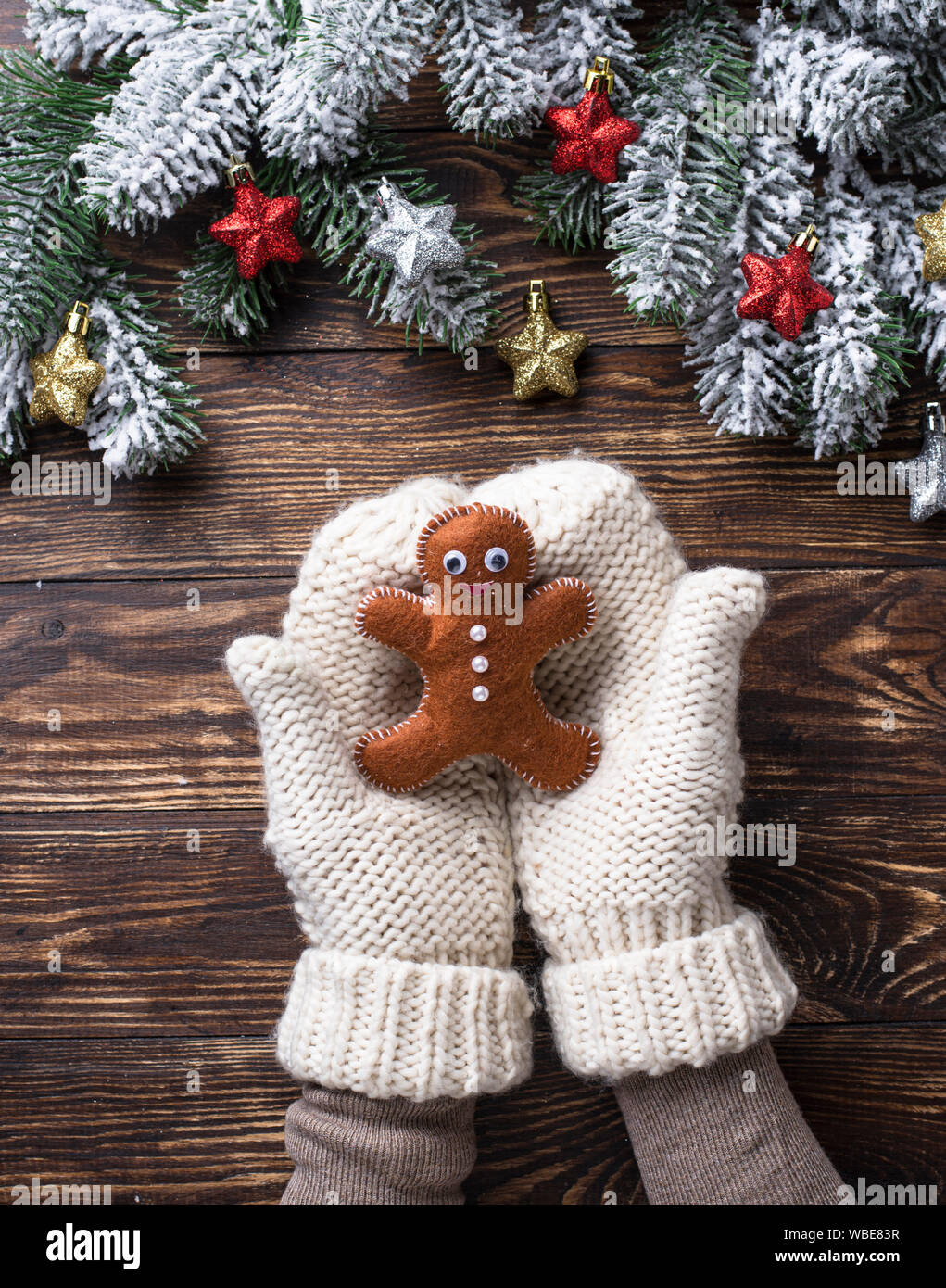 Hands in mittens holding gingerbread men Stock Photo - Alamy