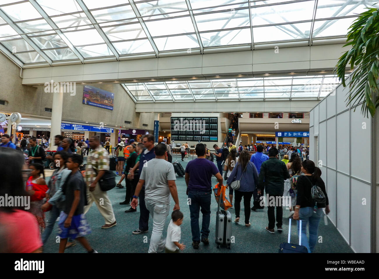 Rushing airport hi-res stock photography and images - Alamy