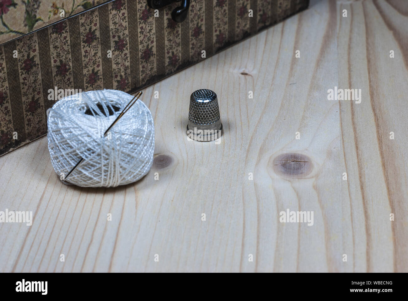 SEWING TOOLS ON WOOD BACKGROUND Stock Photo - Alamy