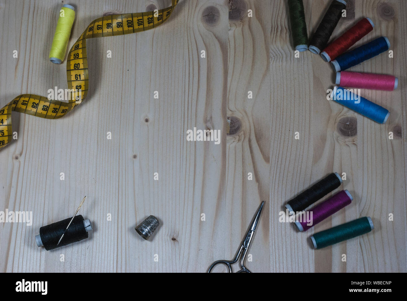 SEWING TOOLS ON WOOD BACKGROUND Stock Photo - Alamy