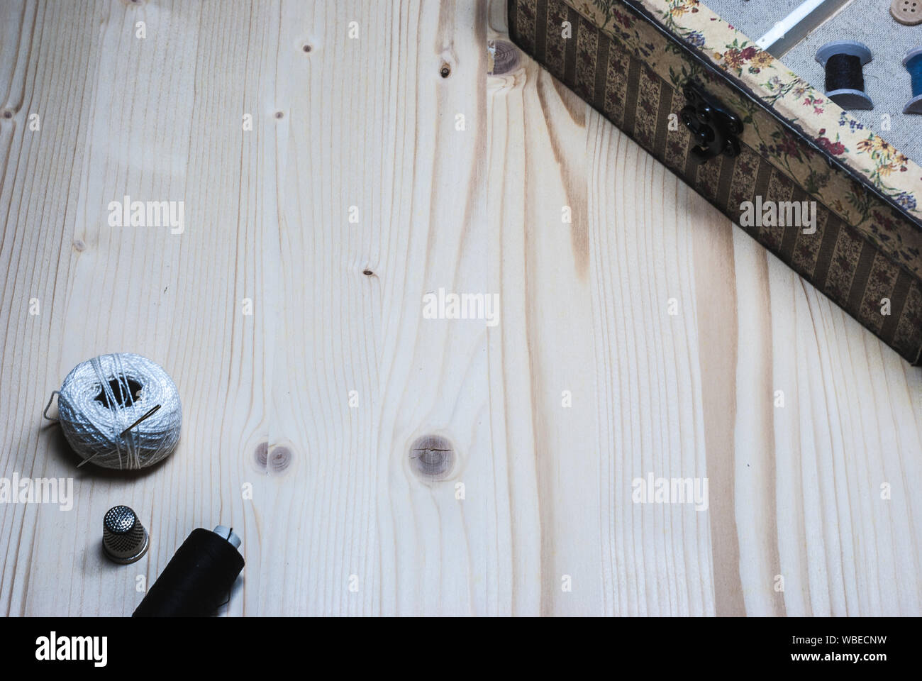 SEWING TOOLS ON WOOD BACKGROUND Stock Photo - Alamy