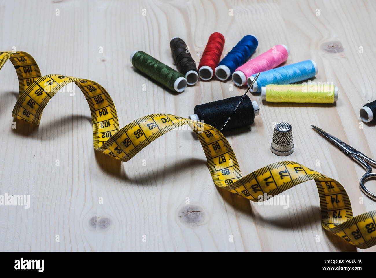 SEWING TOOLS ON WOOD BACKGROUND Stock Photo - Alamy