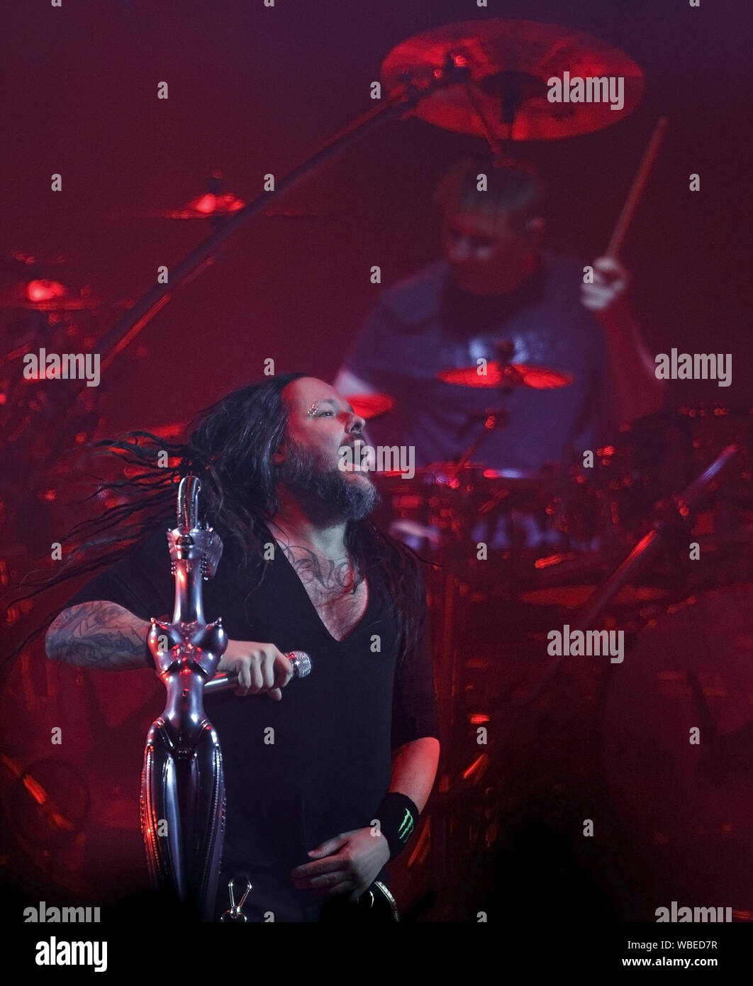 Lead singer of korn hi-res stock photography and images - Alamy
