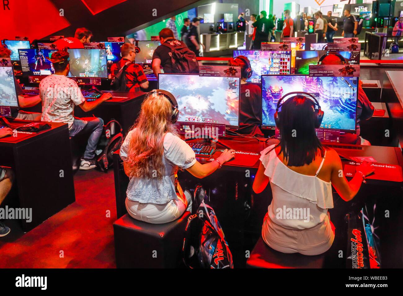 Online screen screens hi-res stock photography and images - Alamy