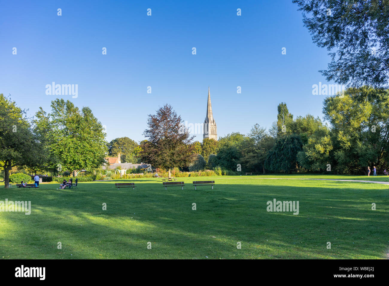 Queen elizabeth gardens salisbury hi-res stock photography and images ...