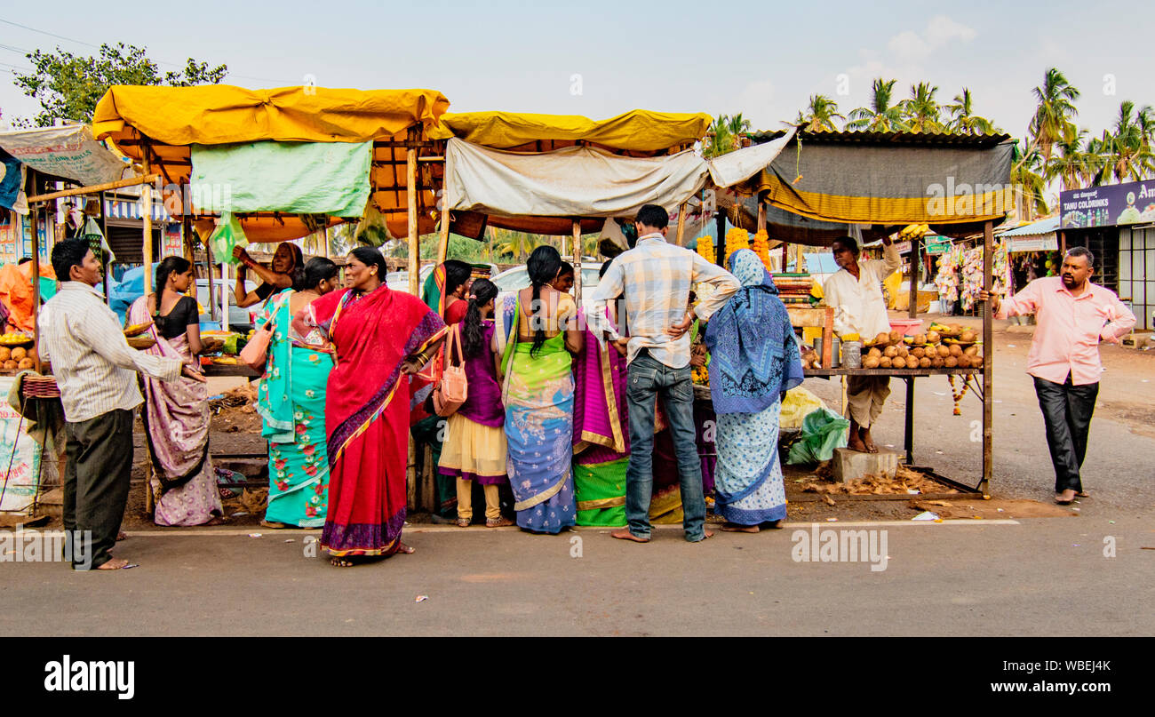 India roadside vendors hi-res stock photography and images - Alamy