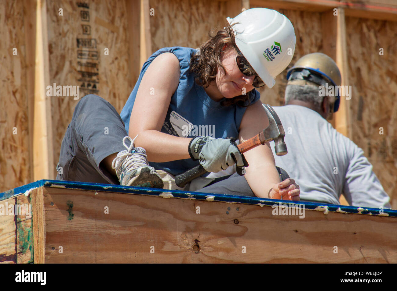 Volunteers charity construction hi-res stock photography and images - Alamy