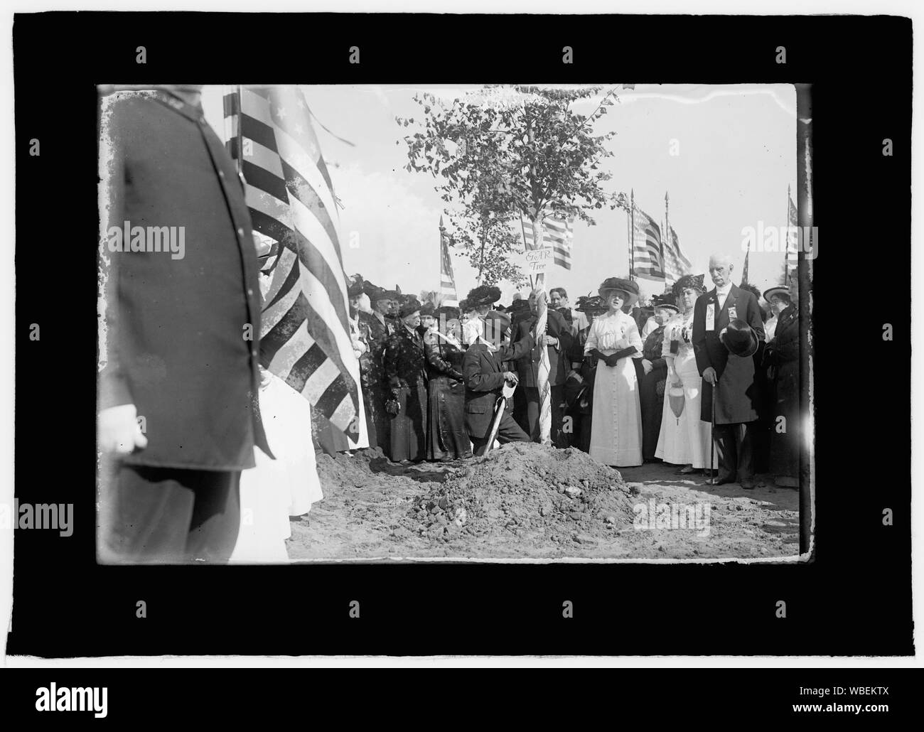 G.A.R. tree planting, Lincoln Memorial, [Washington, D.C.], Sept. 24, 1915 Abstract/medium: 1 ...