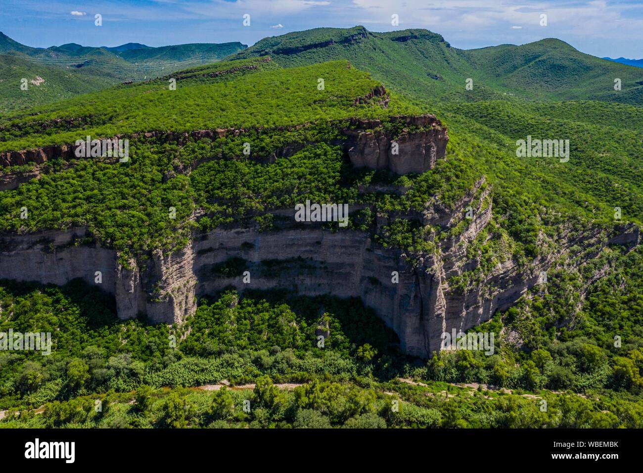 Rocas en el rio hi-res stock photography and images - Alamy