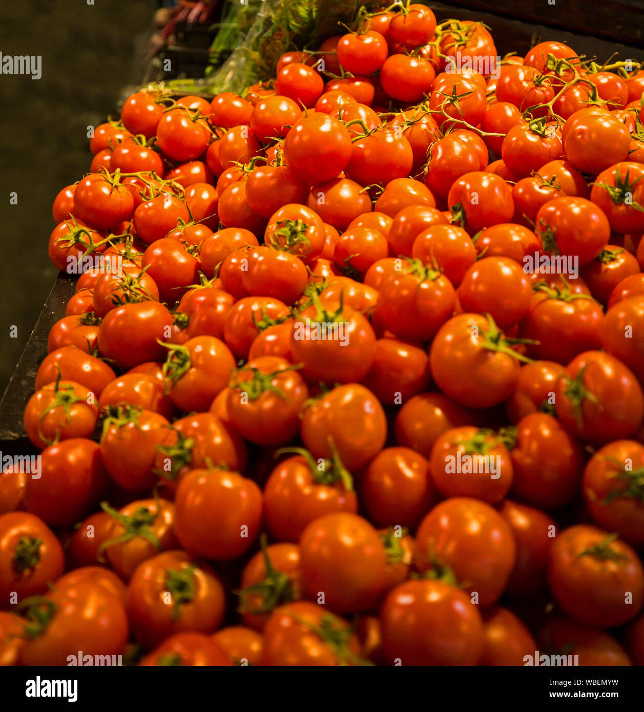 Display of ripe red tomatoes at market stall Stock Photo - Alamy