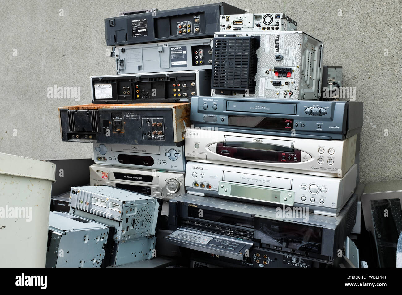 Discarded electronic devices hi-res stock photography and images - Alamy