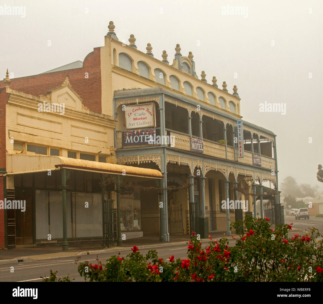 Buildings hotel country pub architecture hi-res stock photography and ...