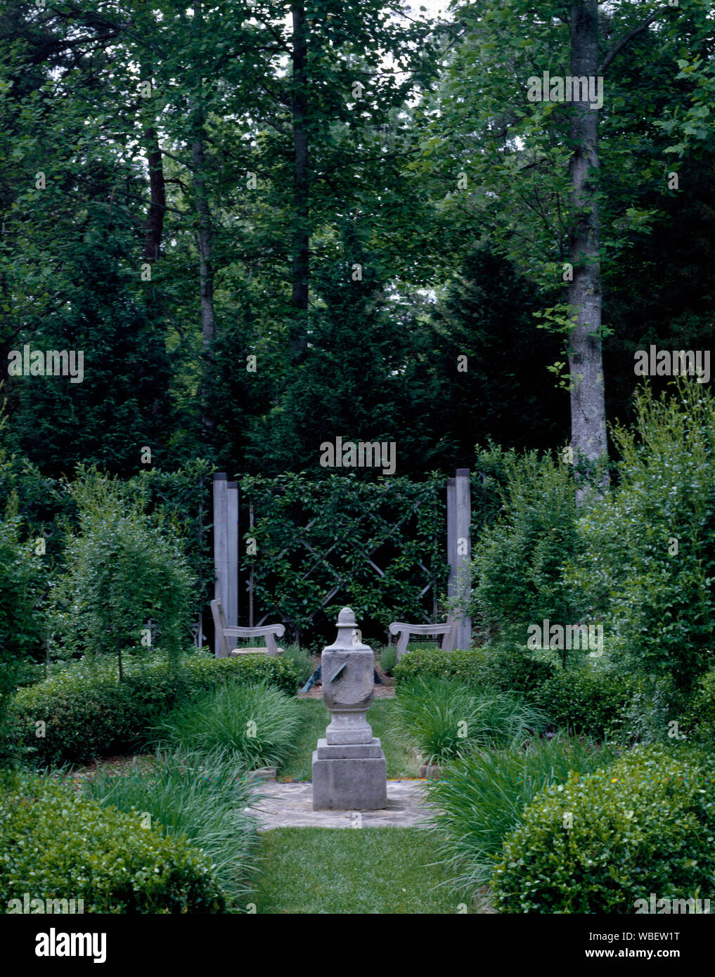 Garden scene in northern Virginia Stock Photo - Alamy