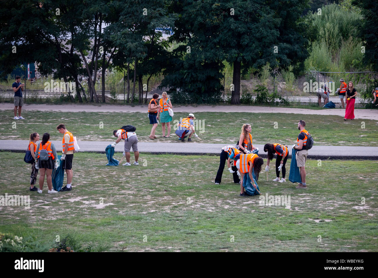 Berlin, Germany. 26th Aug, 2019. Participants of a city tour with ...