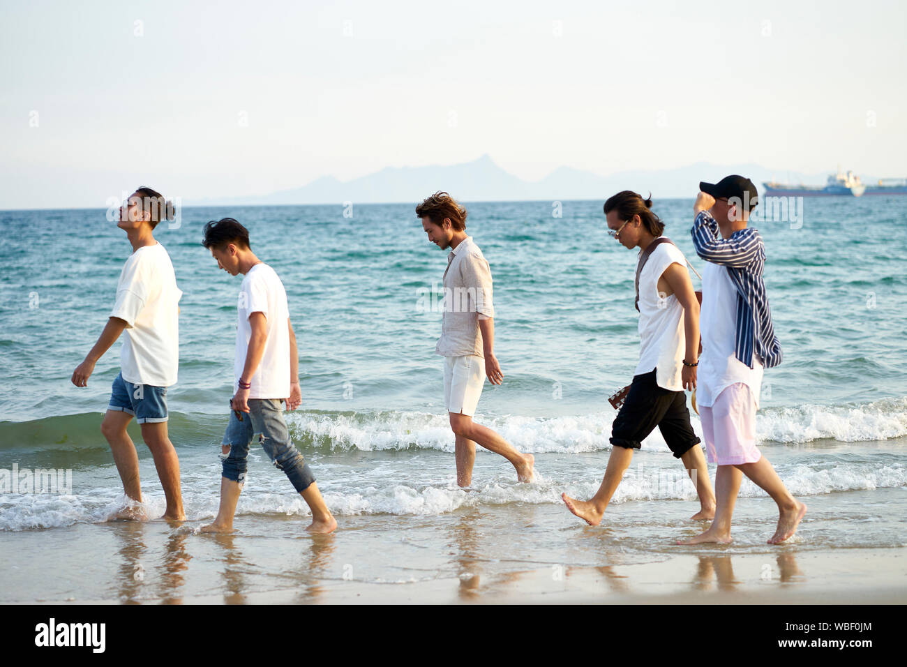 Group activity hi-res stock photography and images - Alamy