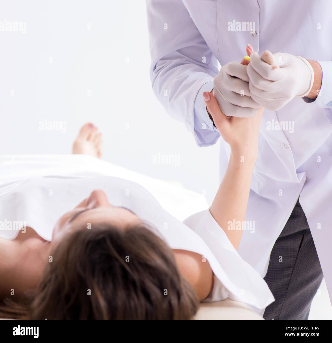 The police coroner examining dead body corpse in morgue Stock Photo - Alamy