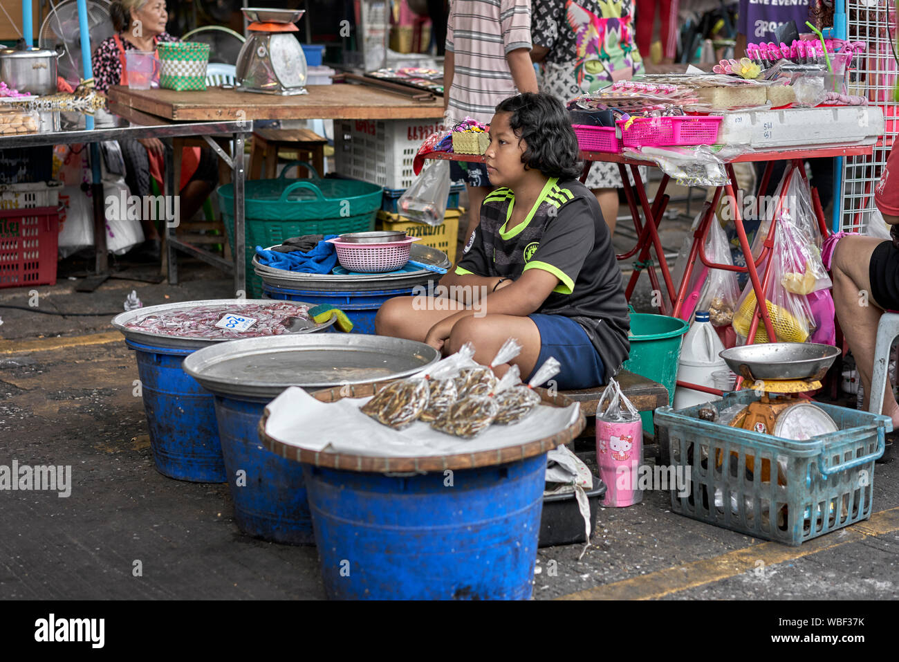 Kids selling food hi-res stock photography and images - Alamy
