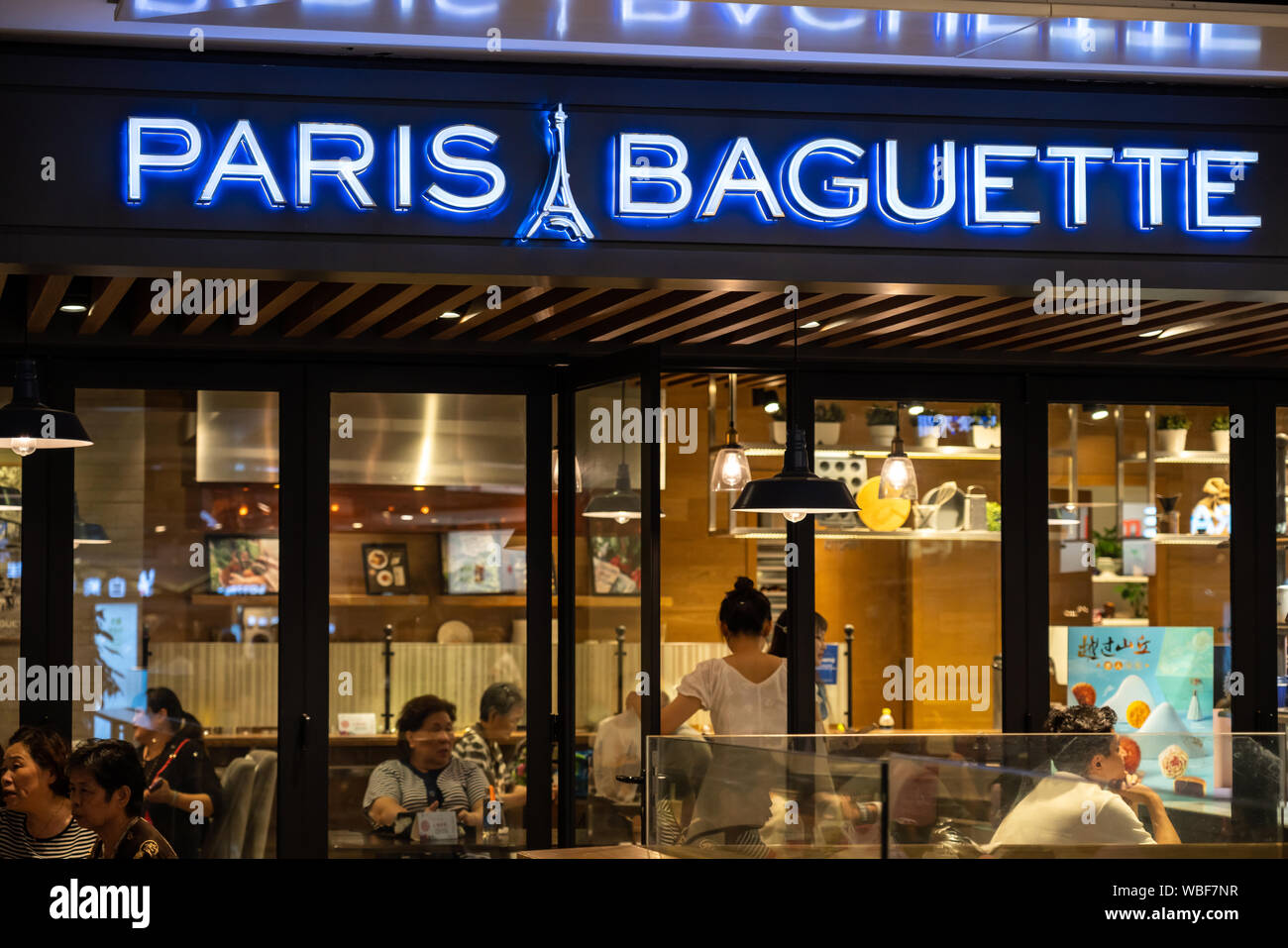 Customers at a Paris Baguette bakery café in Shanghai Stock Photo - Alamy