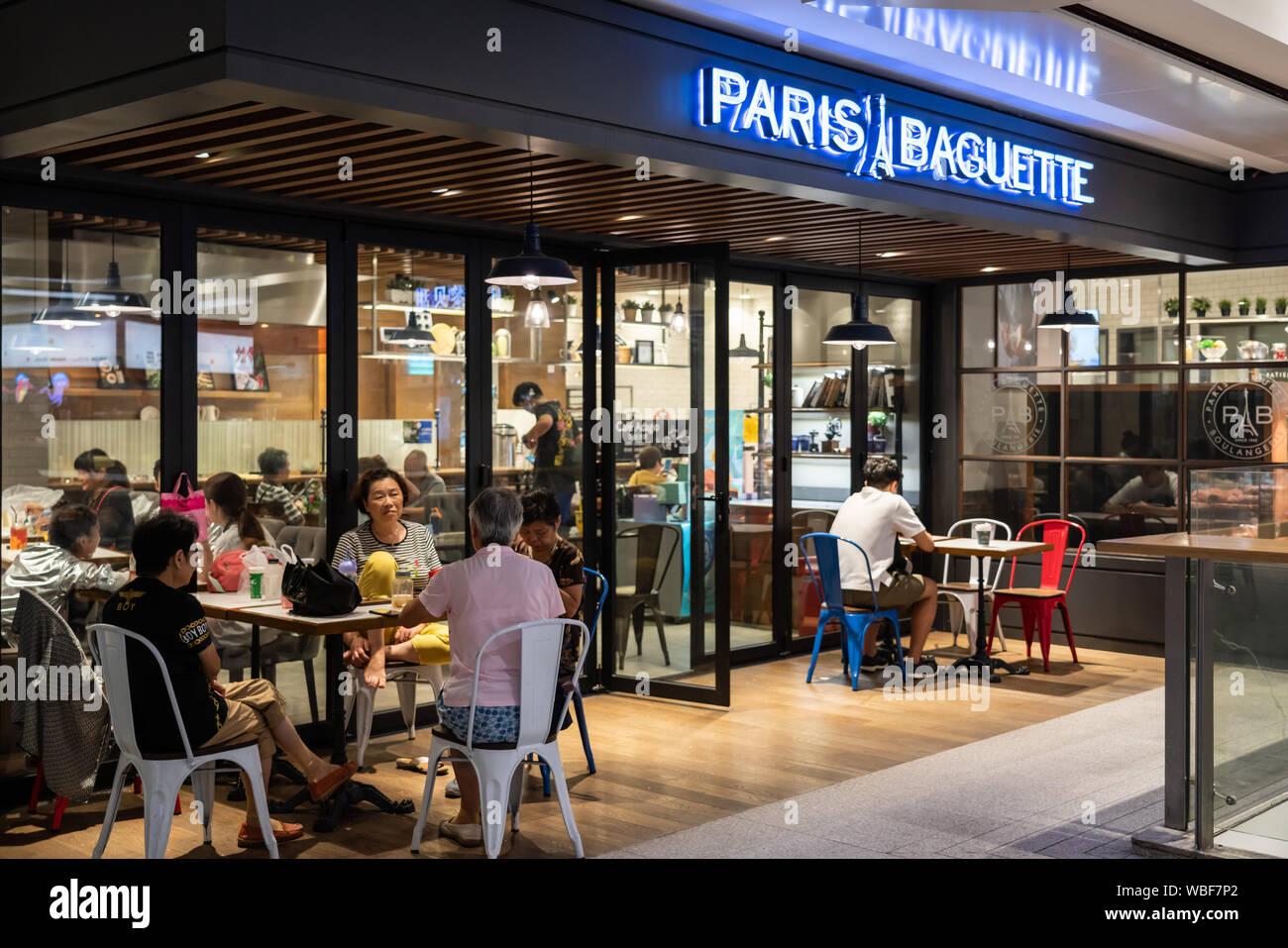 Customers at a Paris Baguette bakery café in Shanghai Stock Photo - Alamy