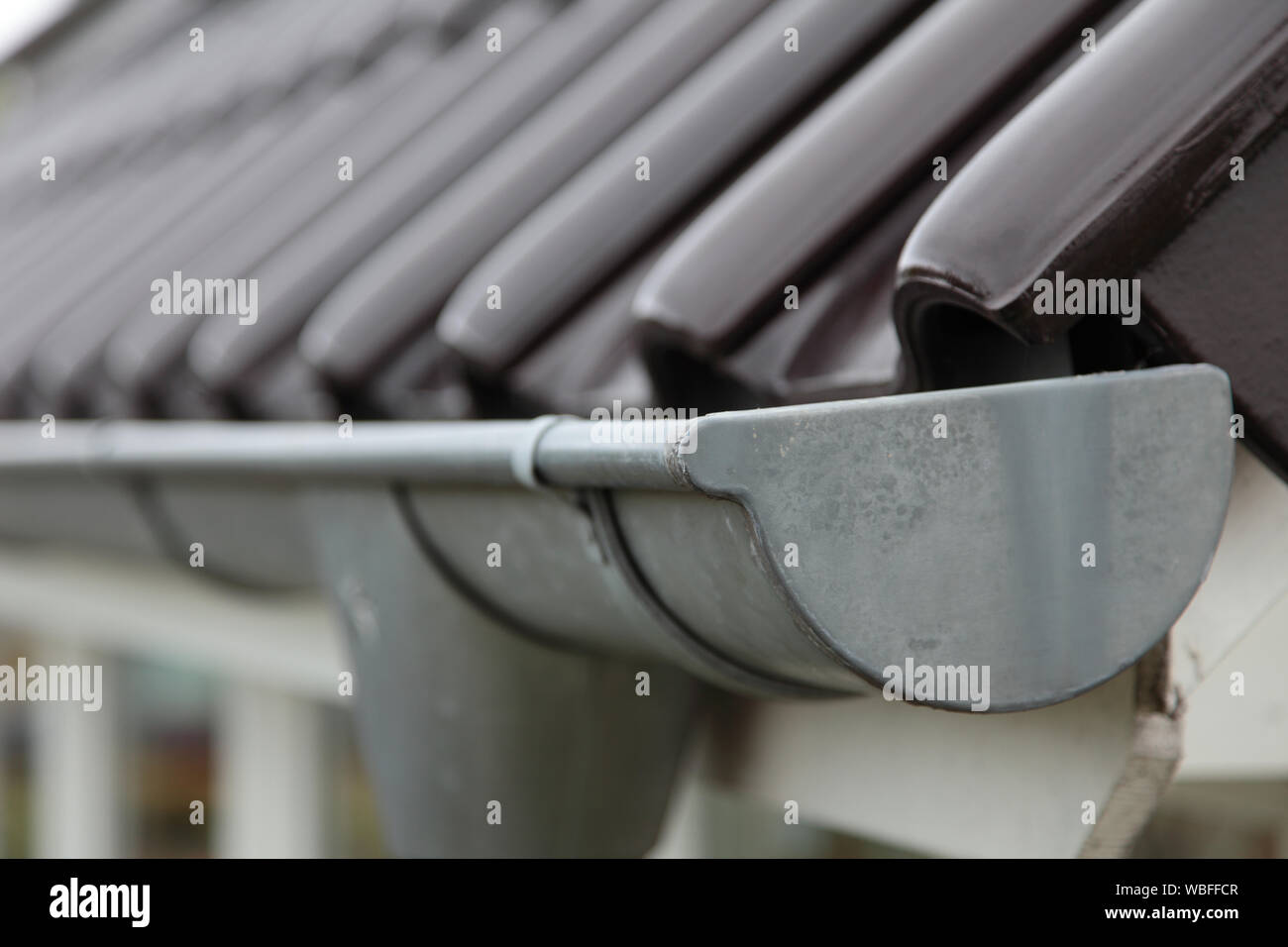 Eaves gutter hi-res stock photography and images - Alamy