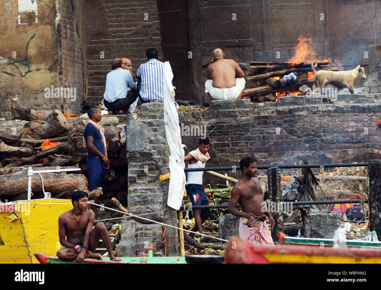 Cremations on Manikarnika Ghat in Varanasi, India Stock Photo - Alamy