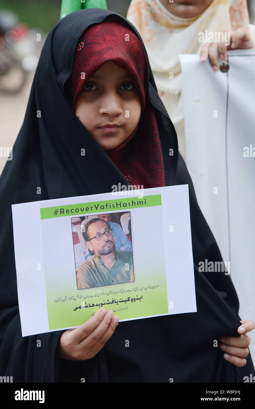 Lahore, Pakistan. 25th Aug, 2019. Activists of Imamia Students ...