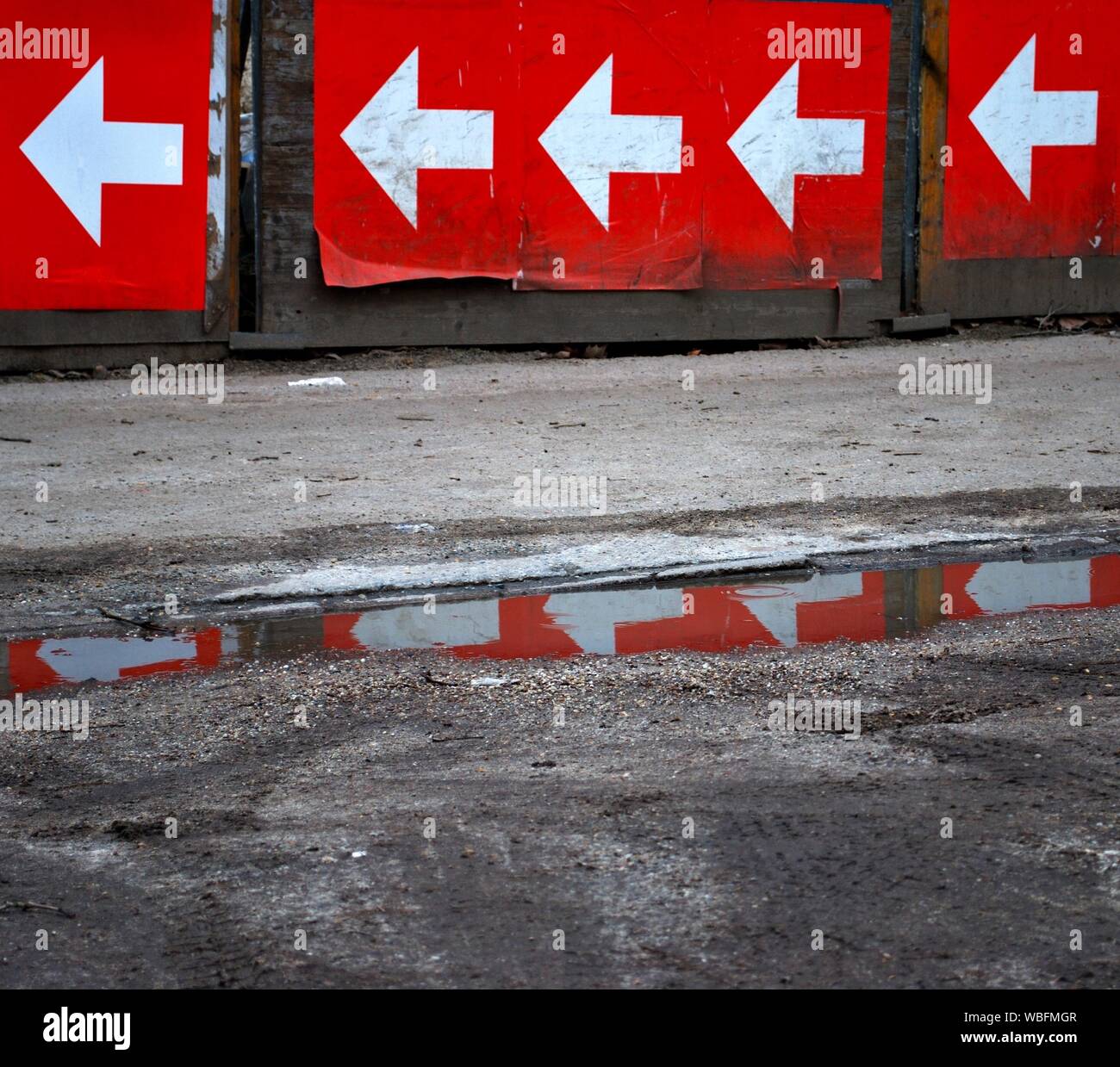 Red and white arrows hi-res stock photography and images - Alamy