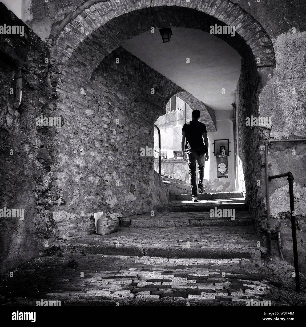 People walking through archway hi-res stock photography and images - Alamy