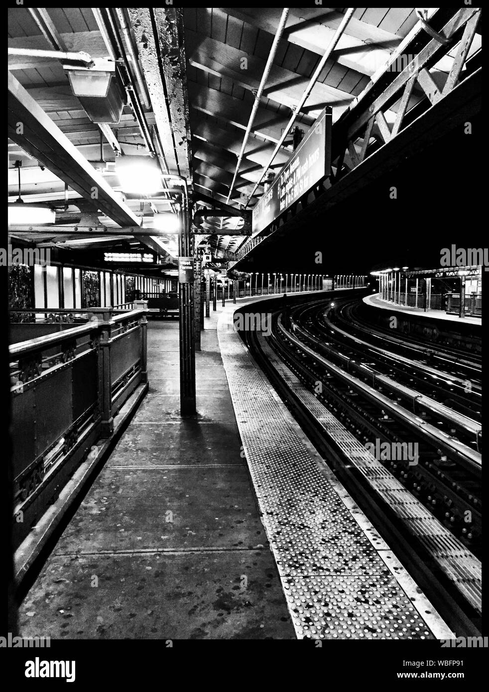 Empty railroad station night architecture hi-res stock photography and ... Empty railroad station night architecture hi-res stock photography and ...