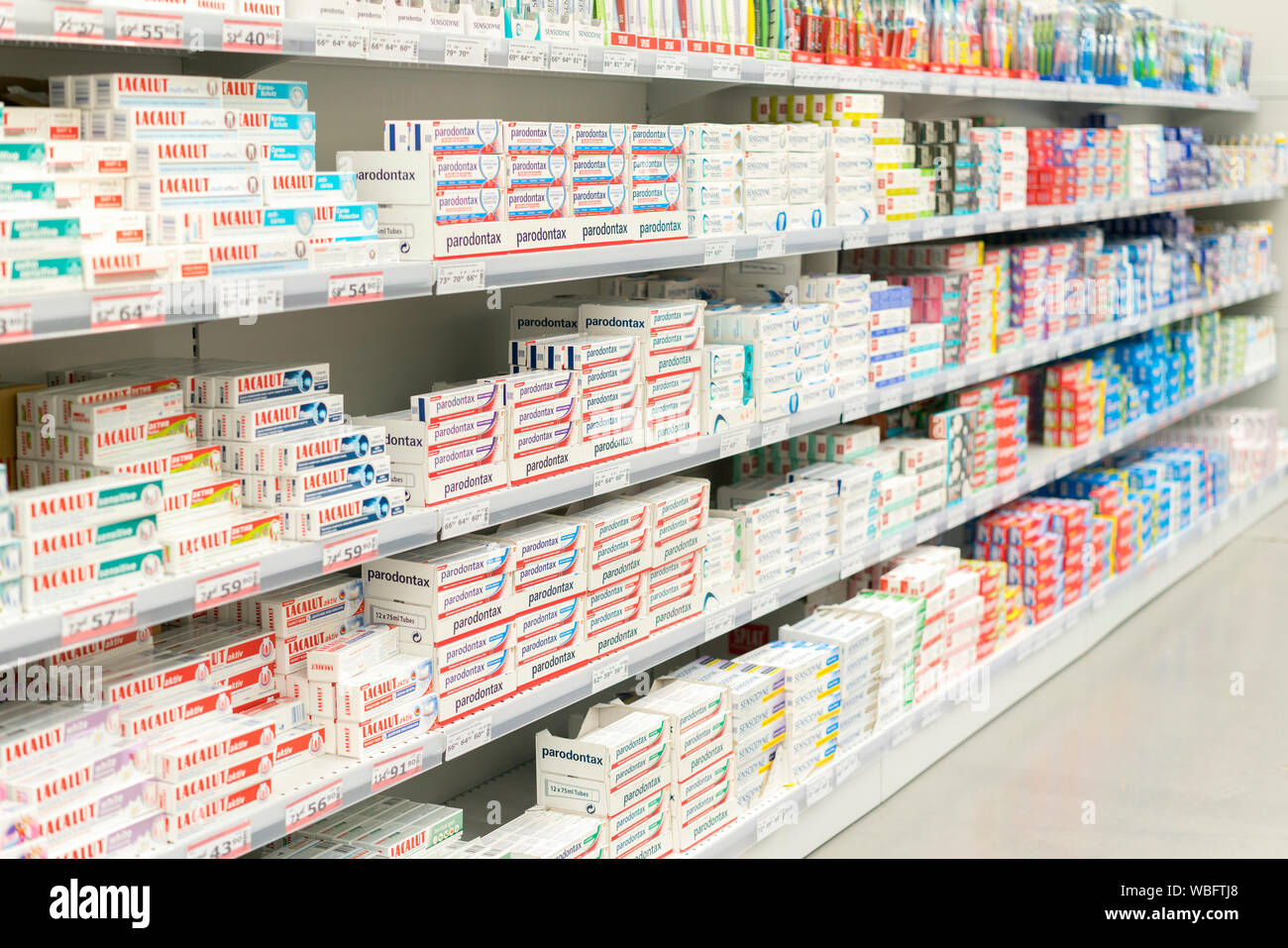 Toothpaste store shelf hi-res stock photography and images - Alamy