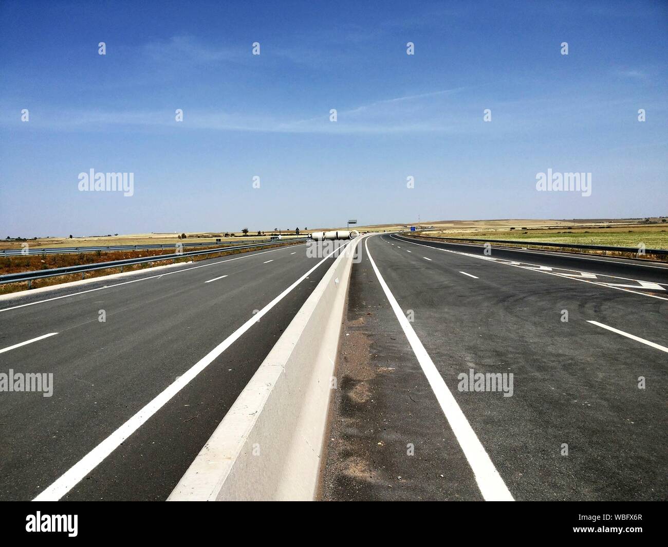 Empty roads hi-res stock photography and images - Alamy