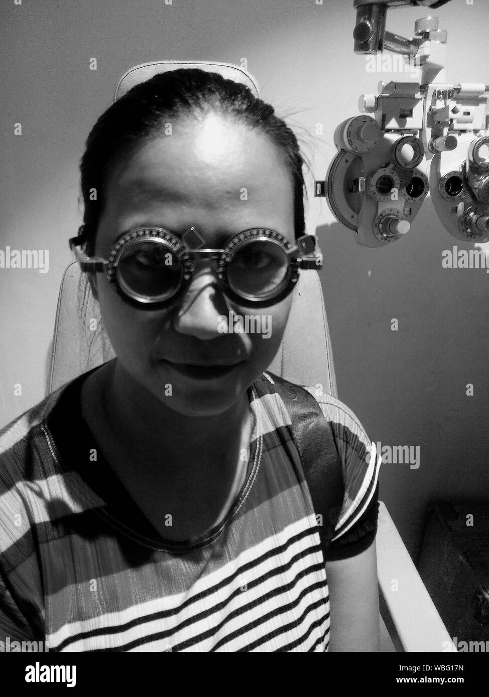 Asian eye test hi-res stock photography and images - Alamy