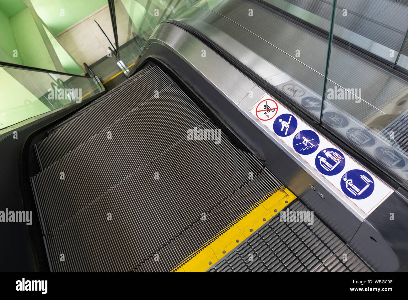Escalator mall cross hi-res stock photography and images - Alamy
