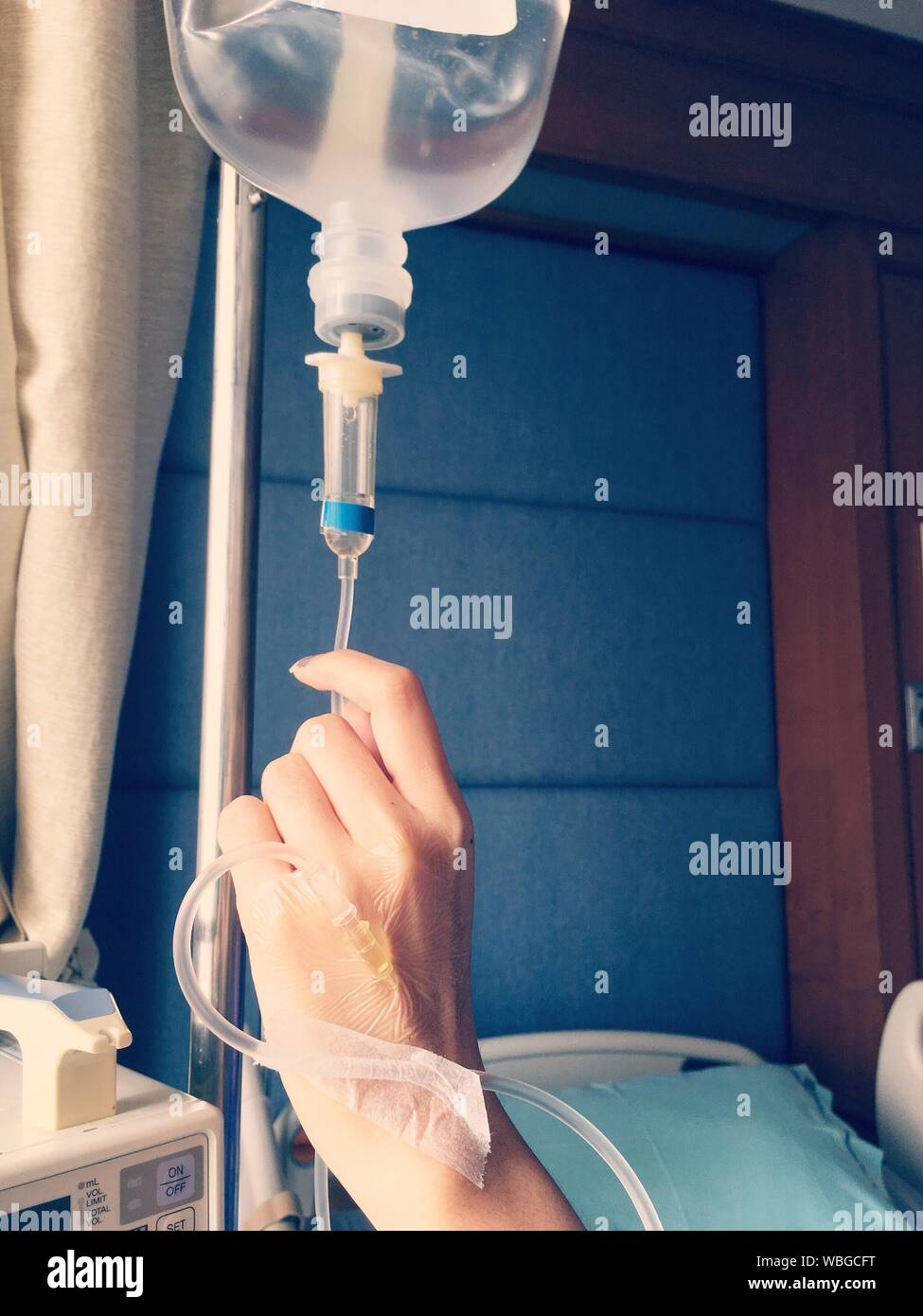 Hand holding iv drip hi-res stock photography and images - Alamy