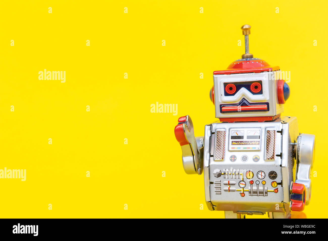 Yellow background yellow robot hi-res stock photography and images - Alamy