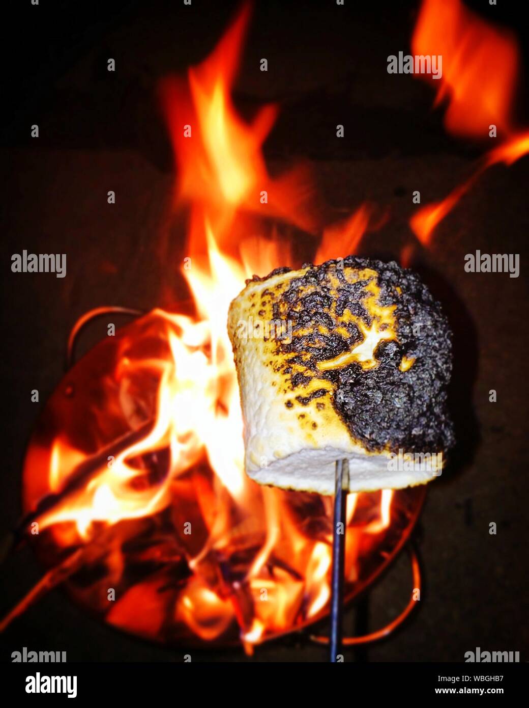 Food by the fire hi-res stock photography and images - Alamy