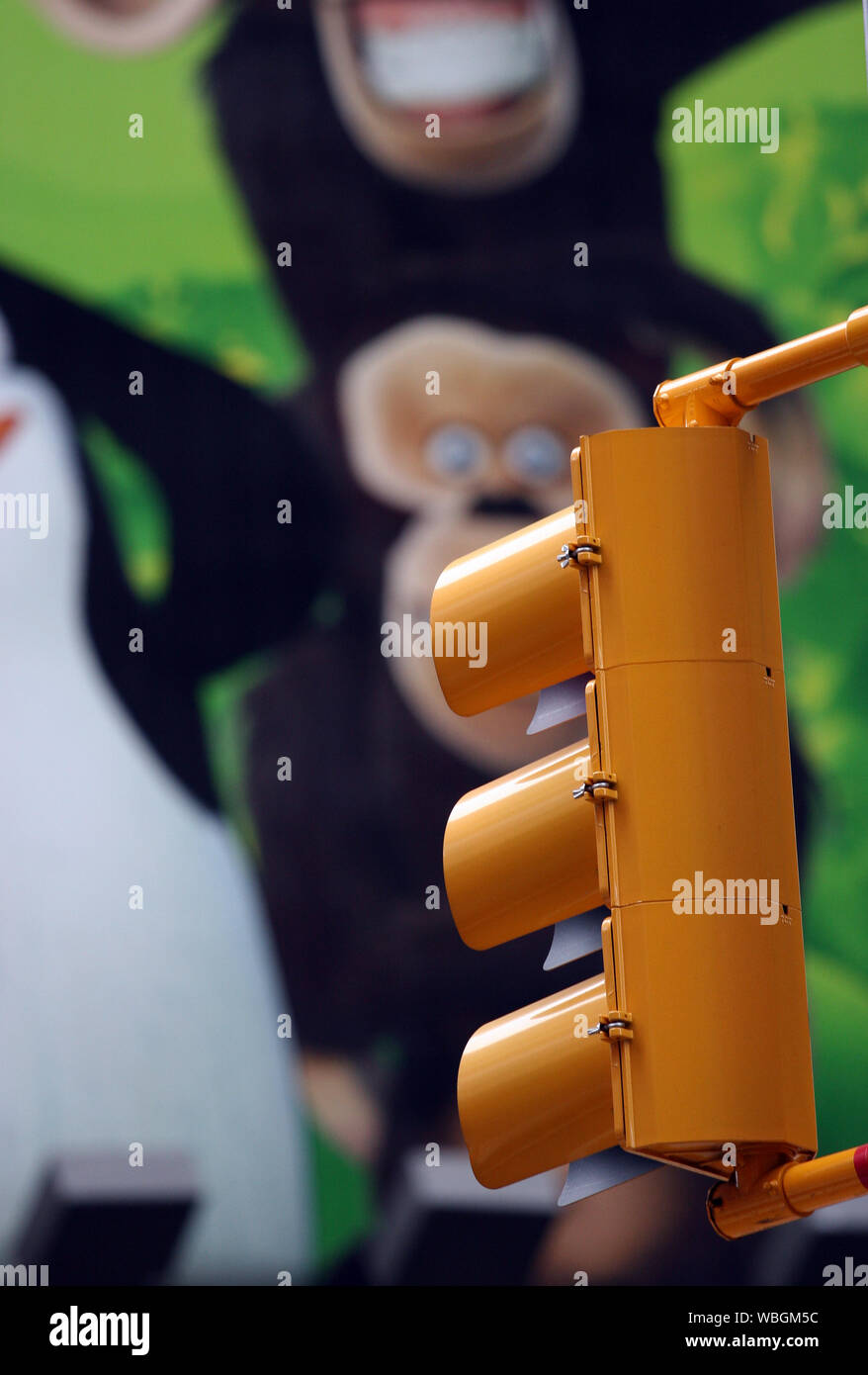 Yellow signal hi-res stock photography and images - Alamy