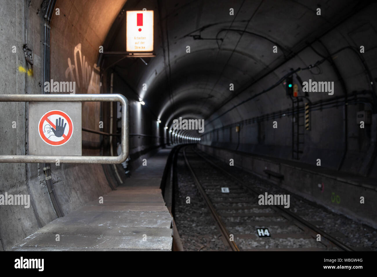 U bahn bahnsteig hi-res stock photography and images - Alamy