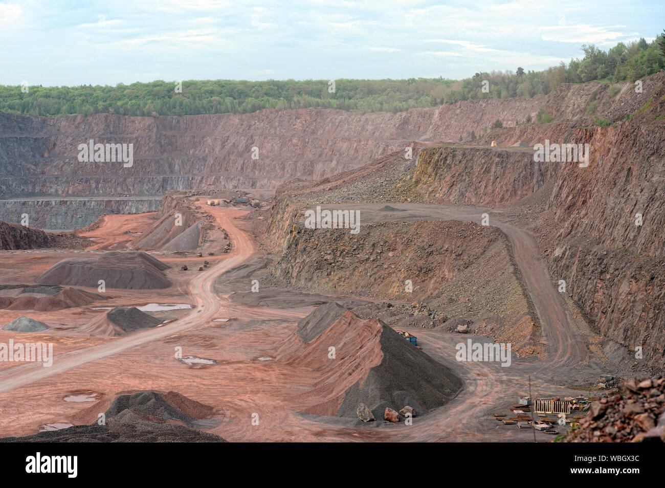 Empty pit hi-res stock photography and images - Alamy