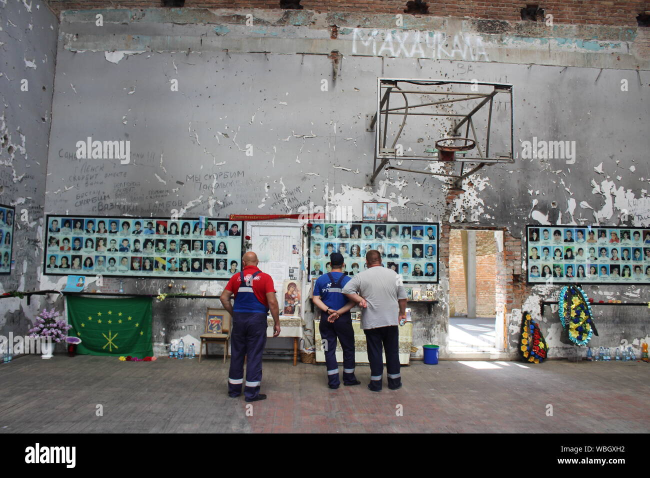 20 August 2019, Russia, Beslan: Construction workers visit the ruins of ...