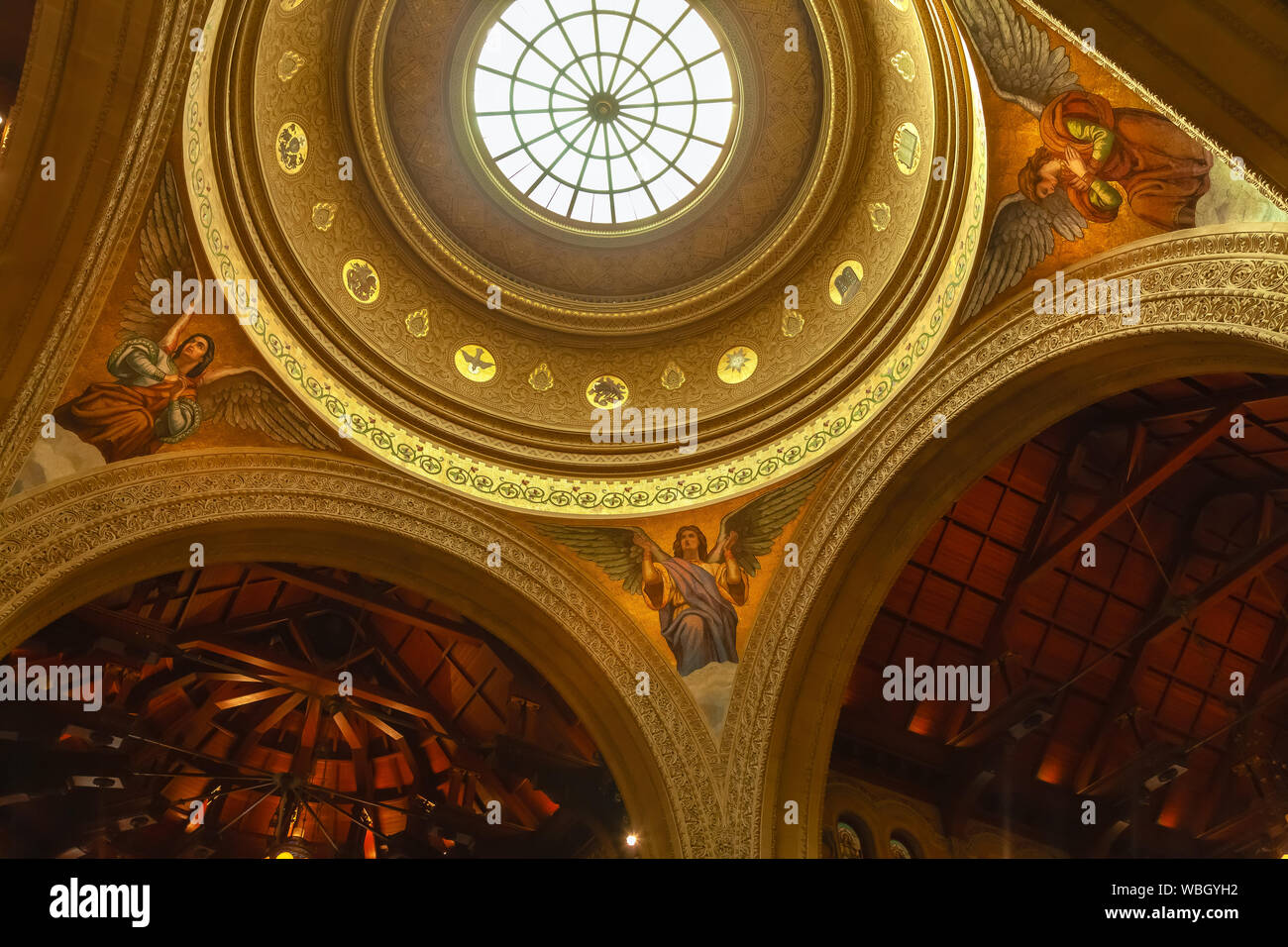 The interior architecture of Stanford University Chapel, Palo Alto ...