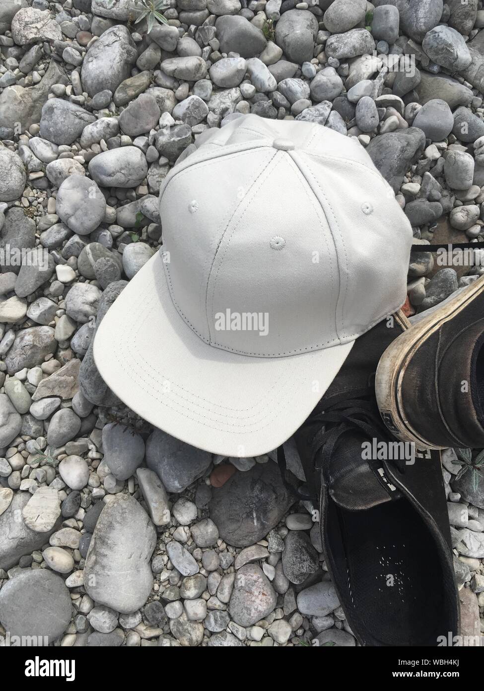 White pebbles beach hi-res stock photography and images - Alamy