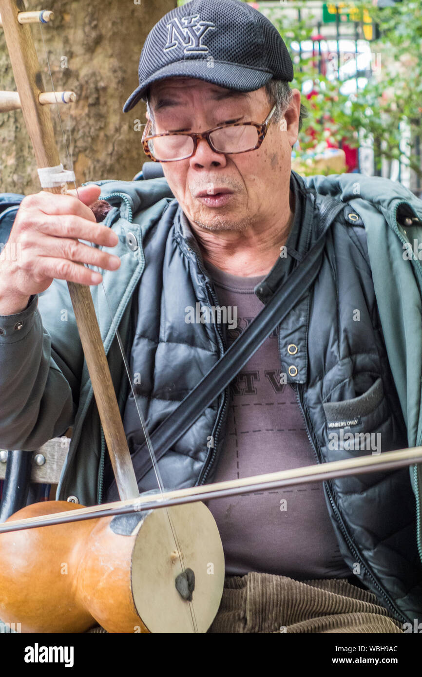 Chinese play musical instruments hi-res stock photography and images ...