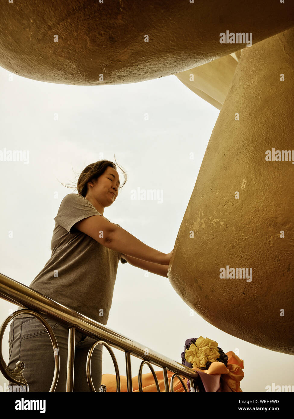 Woman praying statue hi-res stock photography and images - Alamy